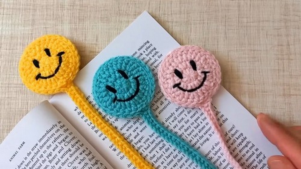 Crochet Smiley Bookmark Pattern For Bookworms - The Patterns