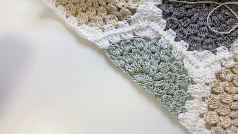Cute & Easy Crochet Large Sunburst Pattern With Half Hexie - The Patterns
